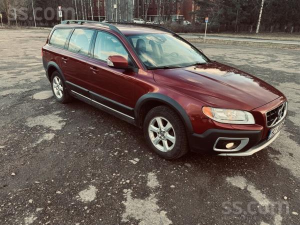 Red Volvo XC70 2011 in Riga, with an engine capacity of 2.40 L and mileage of 422 thousand km for 5300 €, photo 2 on AUTOMOTO.COM.LV