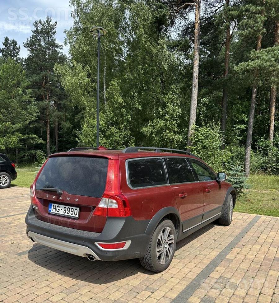Red Volvo XC70 2012 in Riga, with an engine capacity of 2.40 L and mileage of 247 thousand km for 8995 €, photo 4 on AUTOMOTO.COM.LV