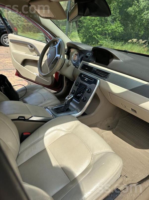 Red Volvo XC70 2012 in Riga, with an engine capacity of 2.40 L and mileage of 247 thousand km for 8995 €, photo 6 on AUTOMOTO.COM.LV