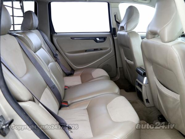 Volvo XC70 2002 in Tallinn, with an engine capacity of 2.40 L and mileage of 393 thousand km for 1199 €, photo 7 on AUTOMOTO.COM.LV