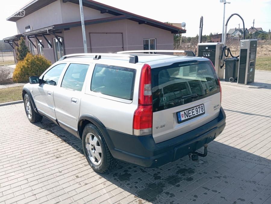 Volvo XC70 2003 in Moletai, with an engine capacity of 2.40 L and mileage of 353 thousand km for 1987 €, photo 2 on AUTOMOTO.COM.LV