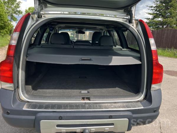 Volvo XC70 2005 in Riga, with an engine capacity of 2.40 L and mileage of 332 thousand km for 3450 €, photo 8 on AUTOMOTO.COM.LV