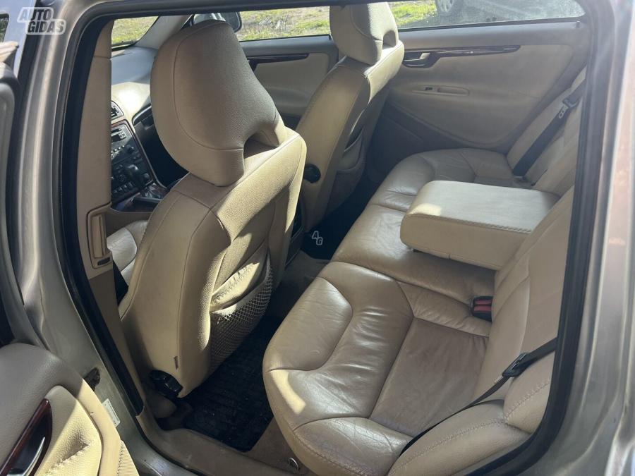 Volvo XC70 2006 in Vilnius, with an engine capacity of 2.40 L and mileage of 368 thousand km for 1699 €, photo 10 on AUTOMOTO.COM.LV