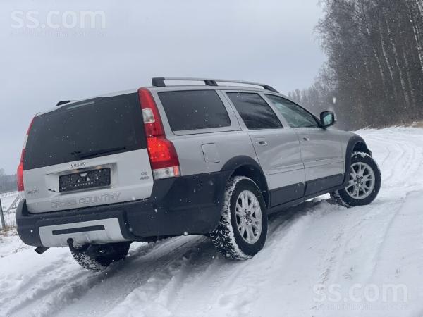 Volvo XC70 2007 in Riga, with an engine capacity of 2.40 L and mileage of 327 thousand km for 4150 €, photo 9 on AUTOMOTO.COM.LV
