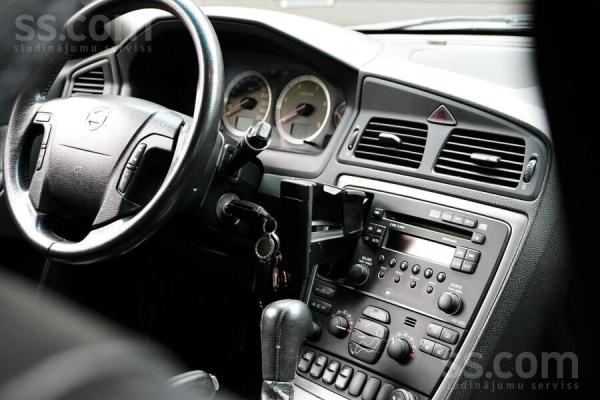Volvo XC70 2007 in Riga, with an engine capacity of 2.40 L and mileage of 300 thousand km for 5500 €, photo 5 on AUTOMOTO.COM.LV