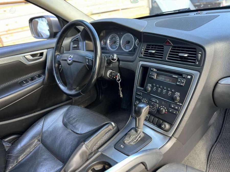 Volvo XC70 2007 in Vilnius, with an engine capacity of 2.40 L and mileage of 330 thousand km for 3800 €, photo 24 on AUTOMOTO.COM.LV