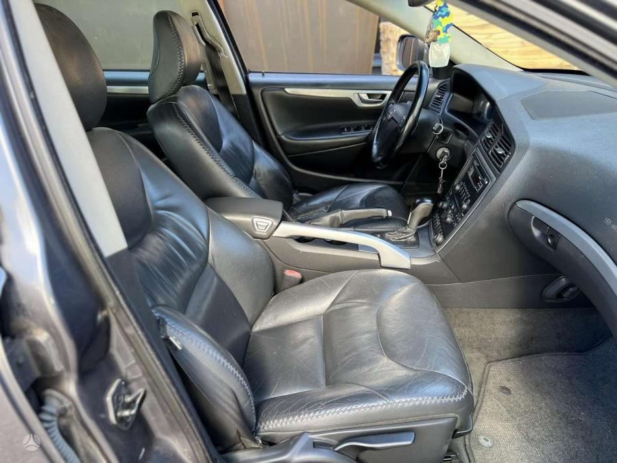 Volvo XC70 2007 in Vilnius, with an engine capacity of 2.40 L and mileage of 330 thousand km for 3800 €, photo 25 on AUTOMOTO.COM.LV