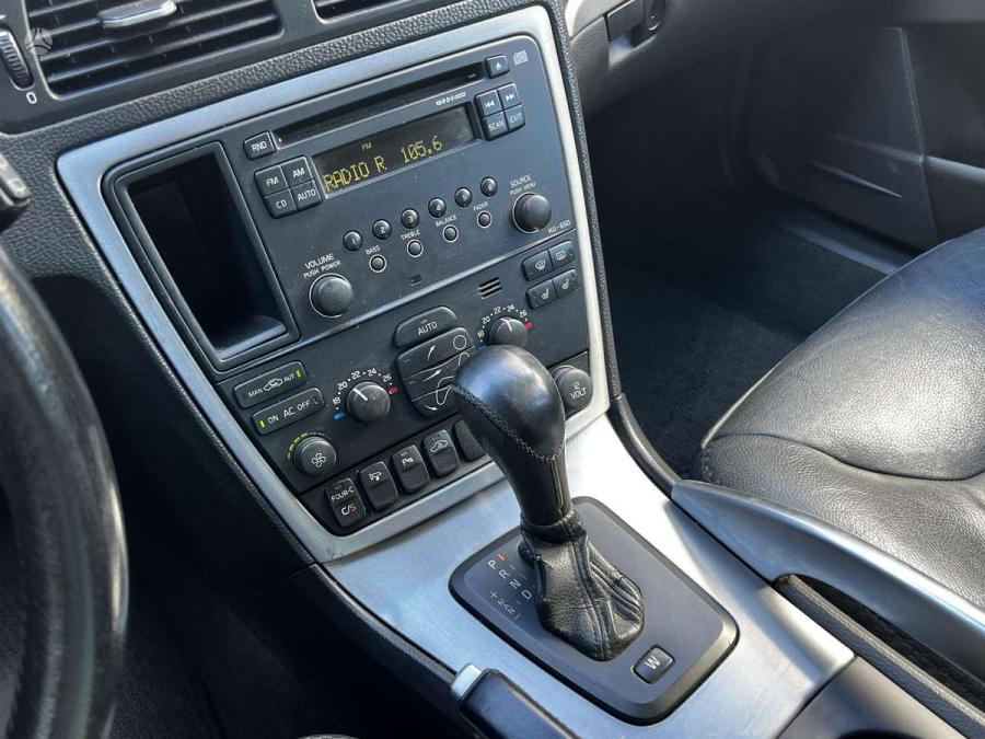 Volvo XC70 2007 in Vilnius, with an engine capacity of 2.40 L and mileage of 330 thousand km for 3800 €, photo 26 on AUTOMOTO.COM.LV