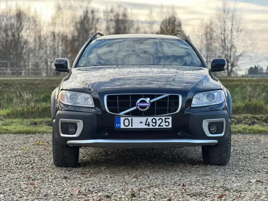 Volvo XC70 2011 in Jelgava, with an engine capacity of 2.40 L and mileage of 293 thousand km for 9990 €, photo 3 on AUTOMOTO.COM.LV