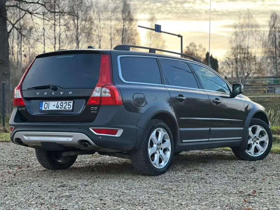 Volvo XC70 2011 in Jelgava, with an engine capacity of 2.40 L and mileage of 293 thousand km for 9990 €, photo 5 on AUTOMOTO.COM.LV