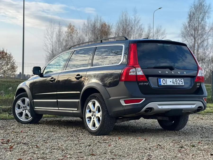 Volvo XC70 2011 in Jelgava, with an engine capacity of 2.40 L and mileage of 293 thousand km for 9990 €, photo 7 on AUTOMOTO.COM.LV