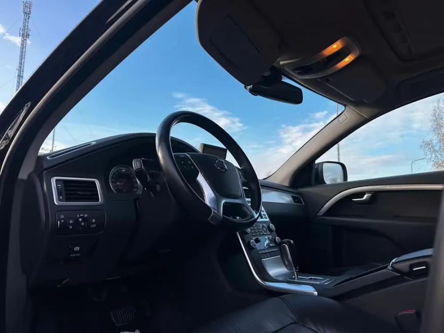 Volvo XC70 2011 in Jelgava, with an engine capacity of 2.40 L and mileage of 293 thousand km for 9990 €, photo 9 on AUTOMOTO.COM.LV