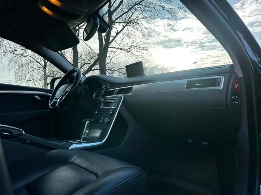 Volvo XC70 2011 in Jelgava, with an engine capacity of 2.40 L and mileage of 293 thousand km for 9990 €, photo 11 on AUTOMOTO.COM.LV