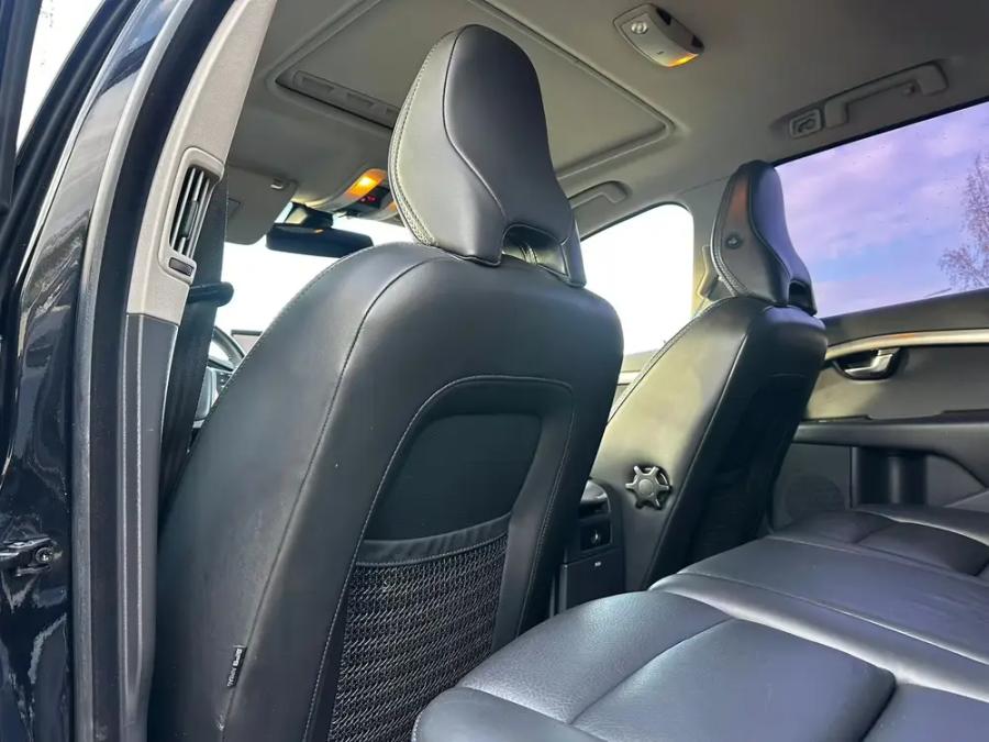 Volvo XC70 2011 in Jelgava, with an engine capacity of 2.40 L and mileage of 293 thousand km for 9990 €, photo 15 on AUTOMOTO.COM.LV
