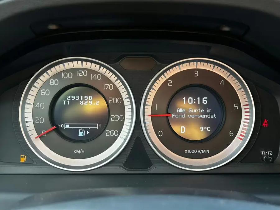 Volvo XC70 2011 in Jelgava, with an engine capacity of 2.40 L and mileage of 293 thousand km for 9990 €, photo 22 on AUTOMOTO.COM.LV