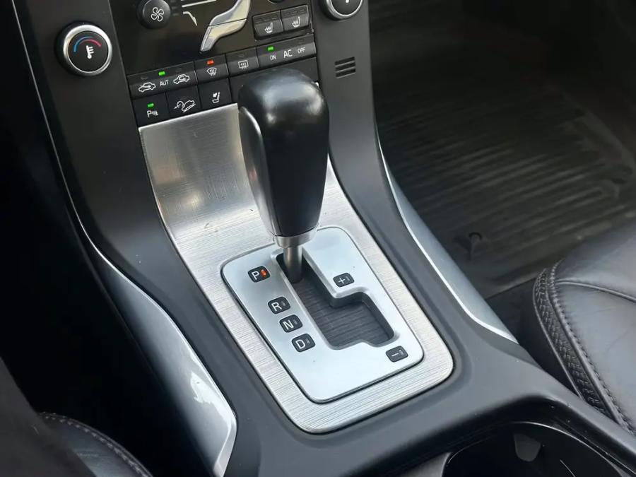 Volvo XC70 2011 in Jelgava, with an engine capacity of 2.40 L and mileage of 293 thousand km for 9990 €, photo 23 on AUTOMOTO.COM.LV