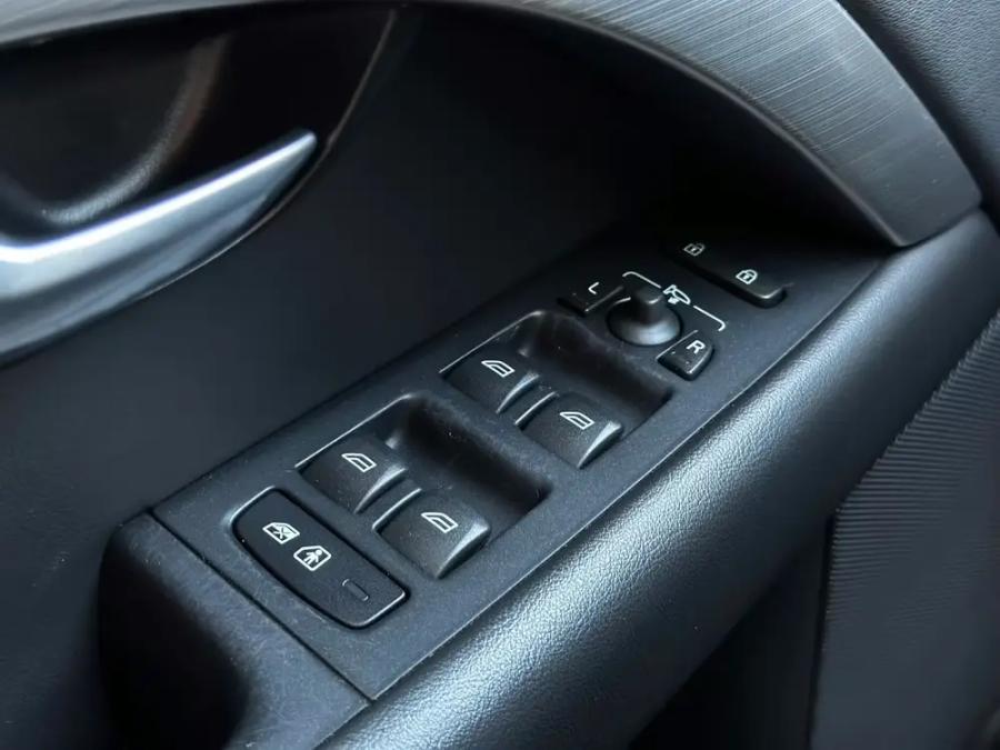 Volvo XC70 2011 in Jelgava, with an engine capacity of 2.40 L and mileage of 293 thousand km for 9990 €, photo 24 on AUTOMOTO.COM.LV