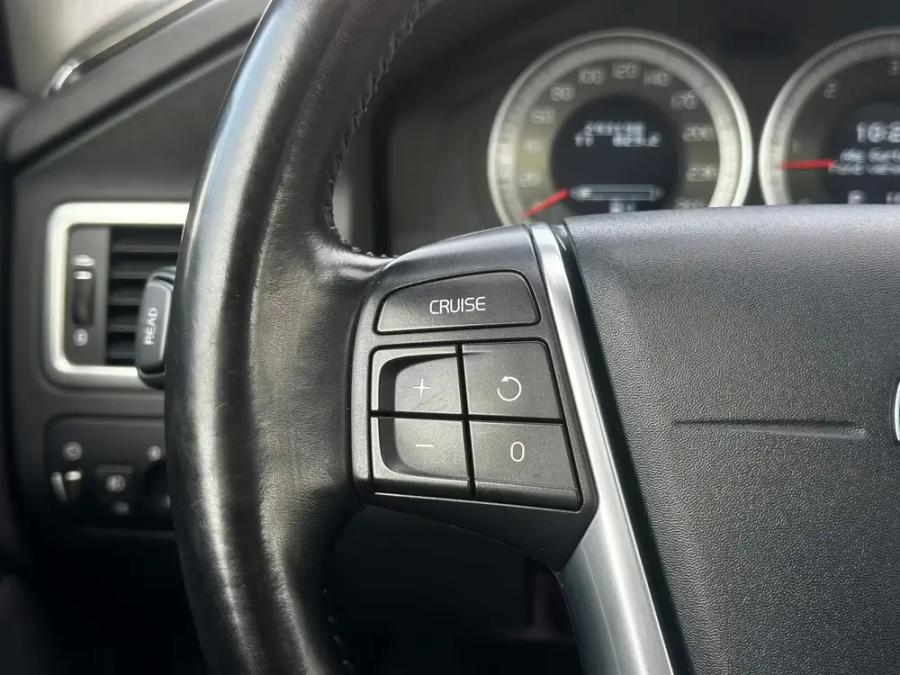 Volvo XC70 2011 in Jelgava, with an engine capacity of 2.40 L and mileage of 293 thousand km for 9990 €, photo 26 on AUTOMOTO.COM.LV