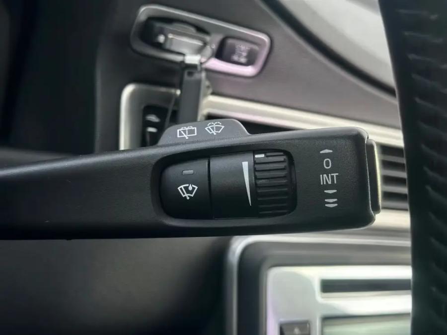 Volvo XC70 2011 in Jelgava, with an engine capacity of 2.40 L and mileage of 293 thousand km for 9990 €, photo 28 on AUTOMOTO.COM.LV
