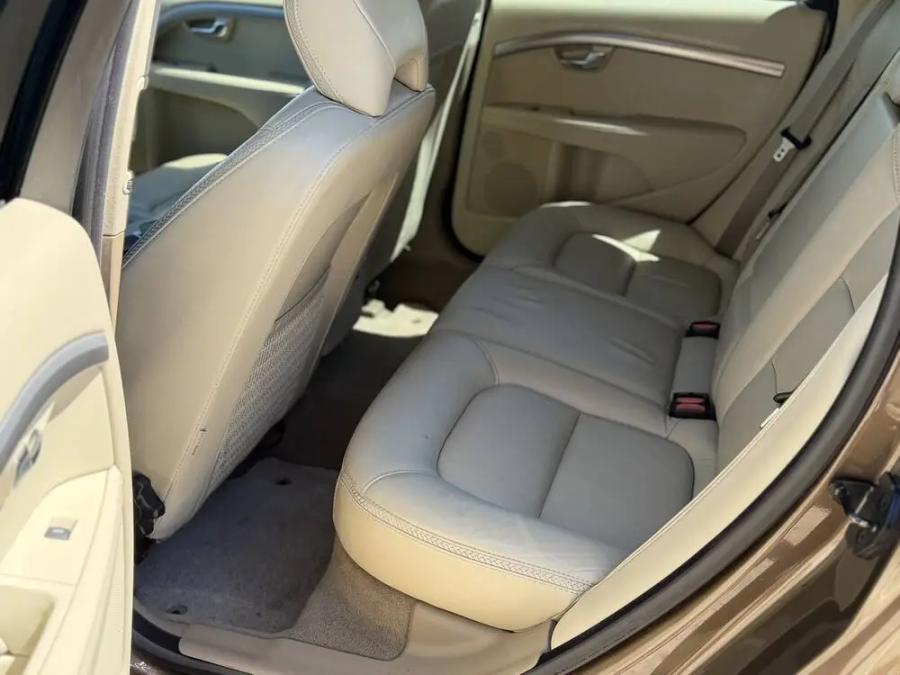 Volvo XC70 2012 in Riga, with an engine capacity of 2.40 L and mileage of 351 thousand km for 9950 €, photo 3 on AUTOMOTO.COM.LV