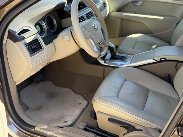 Volvo XC70 2012 in Riga, with an engine capacity of 2.40 L and mileage of 351 thousand km for 9950 €, photo 3 on AUTOMOTO.COM.LV