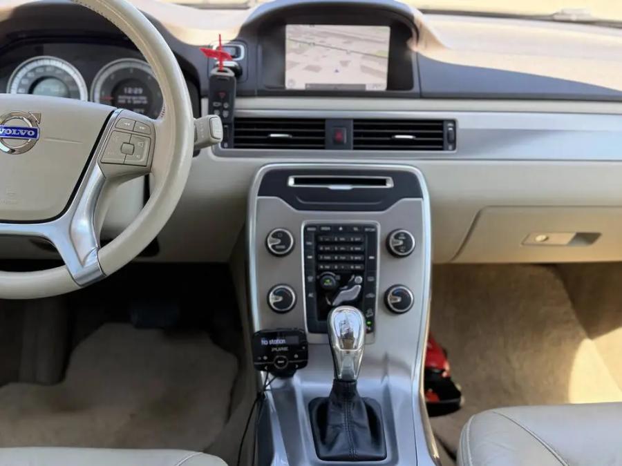 Volvo XC70 2012 in Riga, with an engine capacity of 2.40 L and mileage of 351 thousand km for 9950 €, photo 7 on AUTOMOTO.COM.LV