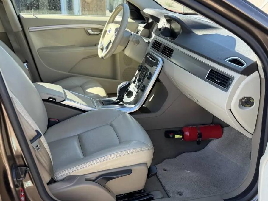 Volvo XC70 2012 in Riga, with an engine capacity of 2.40 L and mileage of 351 thousand km for 9950 €, photo 15 on AUTOMOTO.COM.LV
