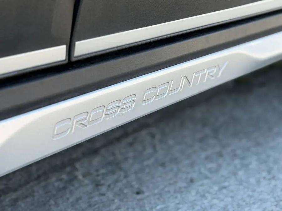 Volvo XC70 2012 in Riga, with an engine capacity of 2.40 L and mileage of 351 thousand km for 9950 €, photo 17 on AUTOMOTO.COM.LV