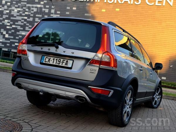 Volvo XC70 2013 in Jelgava, with an engine capacity of 2.40 L and mileage of 286 thousand km for 9990 €, photo 3 on AUTOMOTO.COM.LV