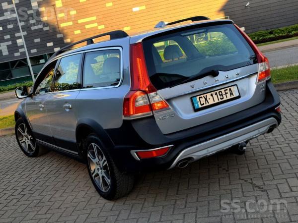 Volvo XC70 2013 in Jelgava, with an engine capacity of 2.40 L and mileage of 286 thousand km for 9990 €, photo 4 on AUTOMOTO.COM.LV