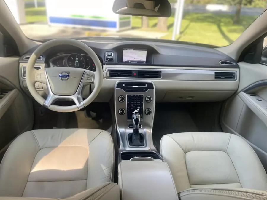 Volvo XC70 2013 in Riga, with an engine capacity of 2.40 L and mileage of 186 thousand km for 3500 €, photo 8 on AUTOMOTO.COM.LV