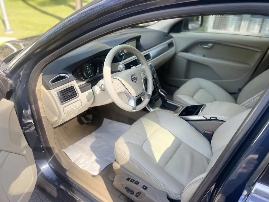 Volvo XC70 2013 in Riga, with an engine capacity of 2.40 L and mileage of 186 thousand km for 3500 €, photo 9 on AUTOMOTO.COM.LV
