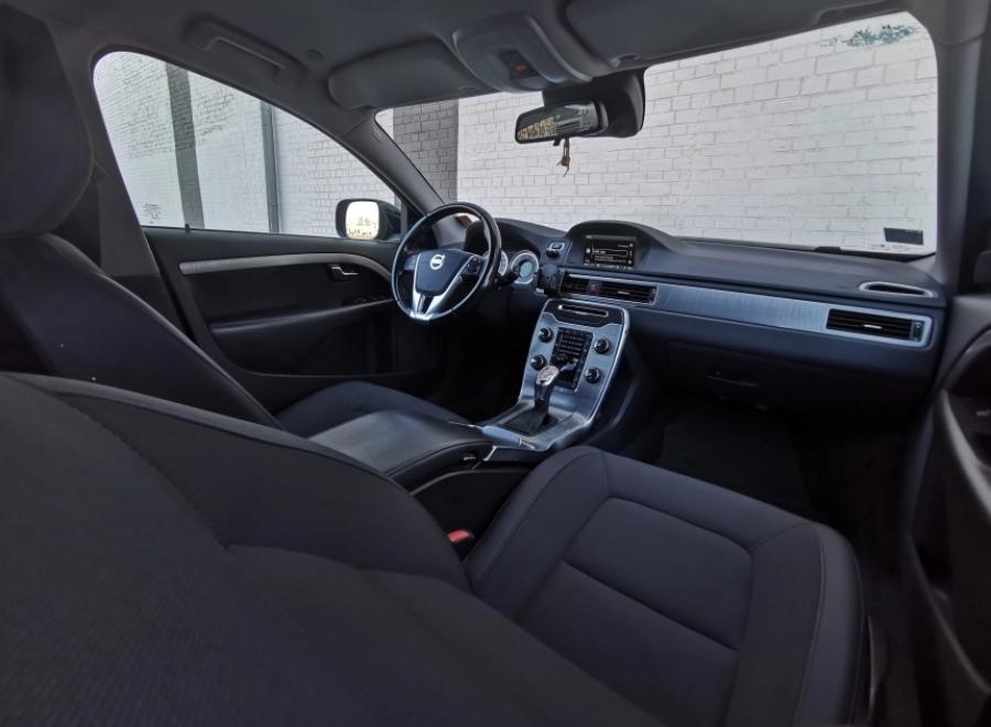 Volvo XC70 2013 in Riga, with an engine capacity of 2.40 L and mileage of 185 thousand km for 12990 €, photo 13 on AUTOMOTO.COM.LV