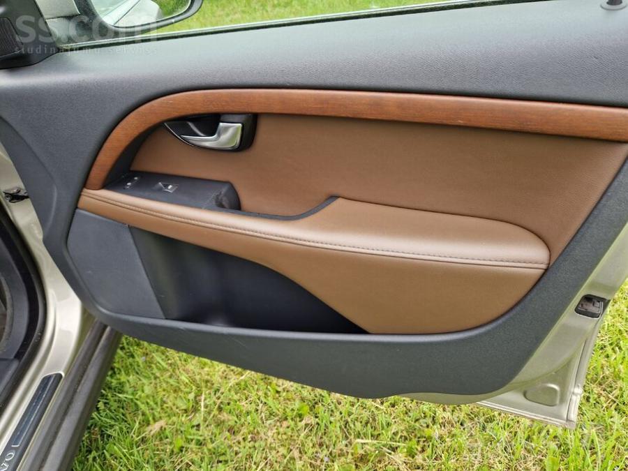 Volvo XC70 2014 in Riga, with an engine capacity of 2.40 L and mileage of 0 thousand km for 5900 €, photo 7 on AUTOMOTO.COM.LV