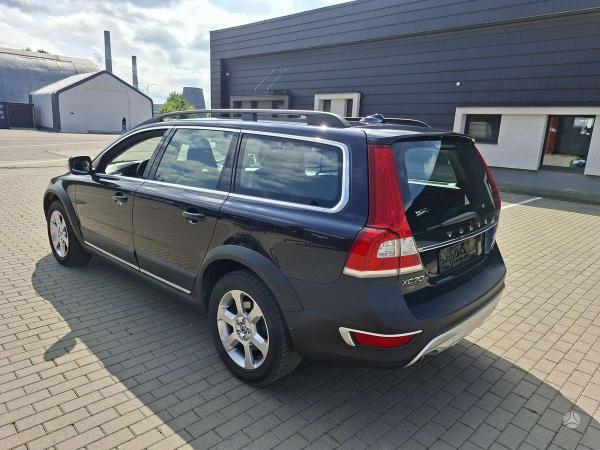 Violet Volvo XC70 2016 in Kaunas, with an engine capacity of 2.40 L and mileage of 288 thousand km for 12850 €, photo 7 on AUTOMOTO.COM.LV
