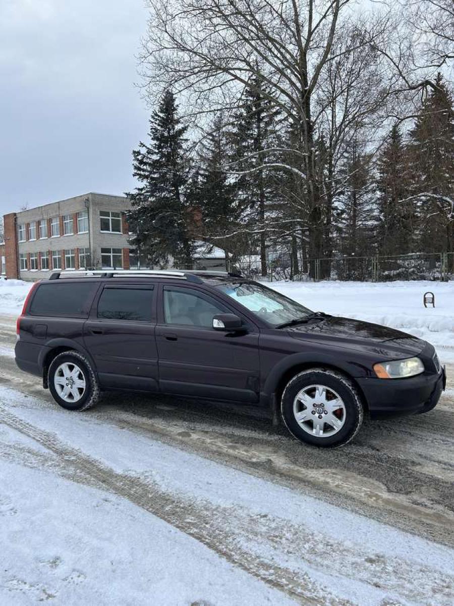 Violets Volvo XC70 2006 Viļņa, ar dzinēja tilpumu 2.40 L un nobraukumu 375 tūkst. km par 2850 €, foto 3 vietnē AUTOMOTO.COM.LV