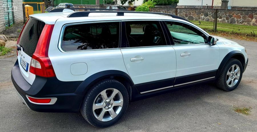 White Volvo XC70 2011 in Vilnius, with an engine capacity of 2.40 L and mileage of 373 thousand km for 6200 €, photo 16 on AUTOMOTO.COM.LV