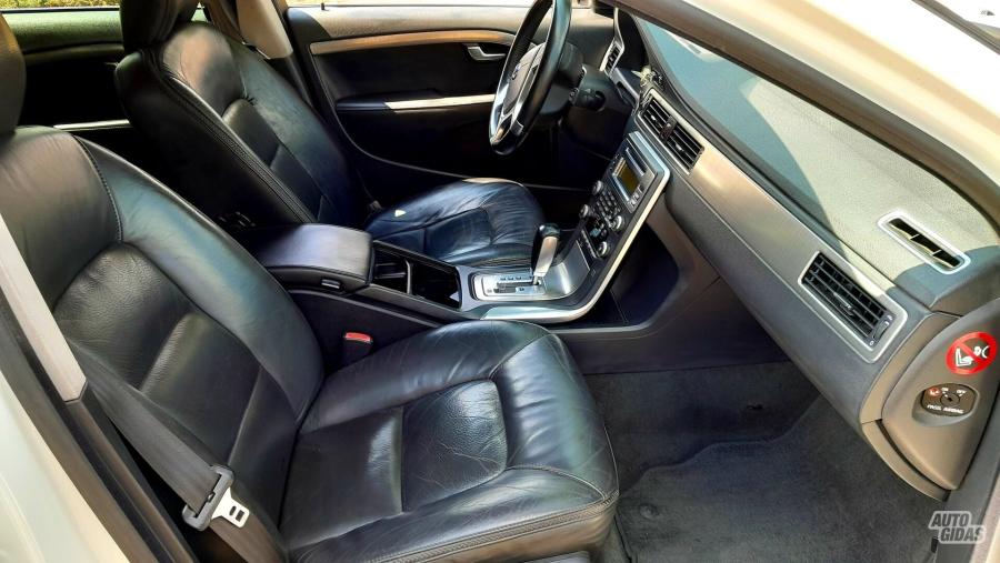 White Volvo XC70 2011 in Vilnius, with an engine capacity of 2.40 L and mileage of 373 thousand km for 6200 €, photo 19 on AUTOMOTO.COM.LV