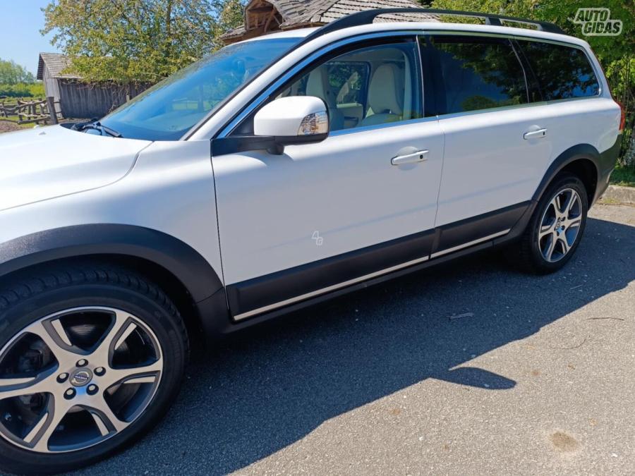White Volvo XC70 2015 in Siauliai, with an engine capacity of 3.00 L and mileage of 201 thousand km for 13325 €, photo 5 on AUTOMOTO.COM.LV