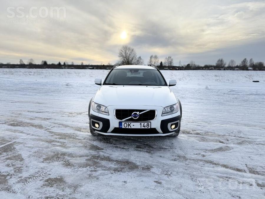 White Volvo XC70 2012 in Riga, with an engine capacity of 2.40 L and mileage of 197 thousand km for 9950 €, photo 3 on AUTOMOTO.COM.LV