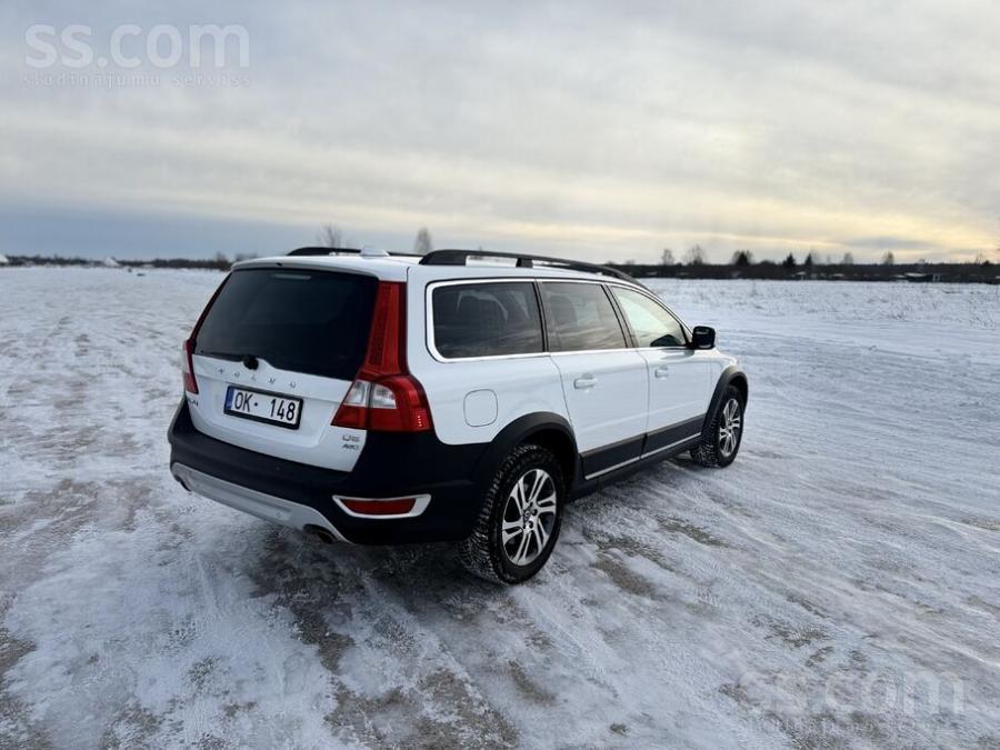 White Volvo XC70 2012 in Riga, with an engine capacity of 2.40 L and mileage of 197 thousand km for 9950 €, photo 4 on AUTOMOTO.COM.LV