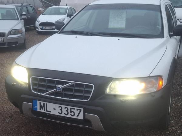 White Volvo XC70 2005 in Cesis, with an engine capacity of 2.40 L and mileage of 367 thousand km for 1950 €, photo 9 on AUTOMOTO.COM.LV