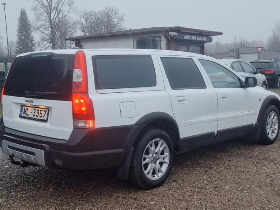 Balts Volvo XC70 2005 Cēsis, ar dzinēja tilpumu 2.40 L un nobraukumu 367 tūkst. km par 1950 €, foto 12 vietnē AUTOMOTO.COM.LV
