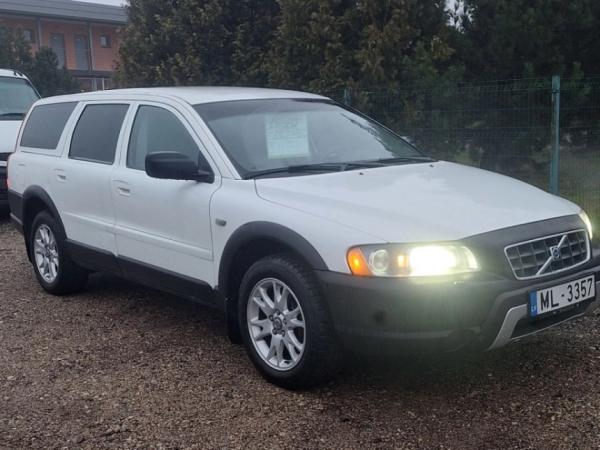 White Volvo XC70 2005 in Riga, with an engine capacity of 2.40 L and mileage of 367 thousand km for 1950 €, photo 1 on AUTOMOTO.COM.LV