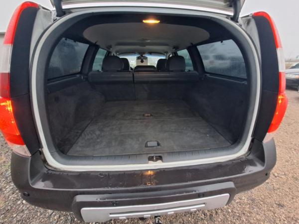White Volvo XC70 2005 in Riga, with an engine capacity of 2.40 L and mileage of 367 thousand km for 1950 €, photo 2 on AUTOMOTO.COM.LV