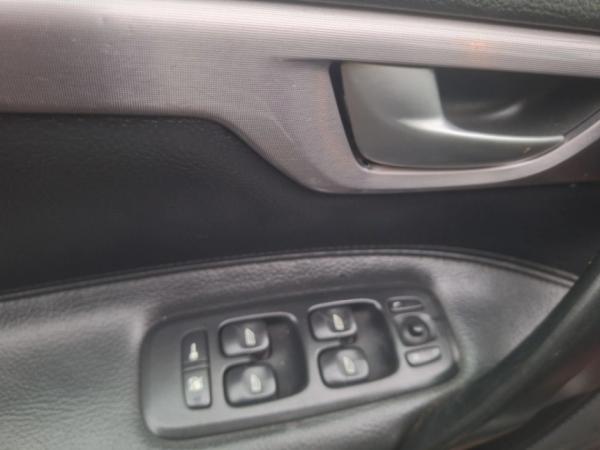 White Volvo XC70 2005 in Riga, with an engine capacity of 2.40 L and mileage of 367 thousand km for 1950 €, photo 6 on AUTOMOTO.COM.LV