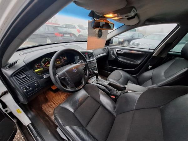 White Volvo XC70 2005 in Riga, with an engine capacity of 2.40 L and mileage of 367 thousand km for 1950 €, photo 7 on AUTOMOTO.COM.LV