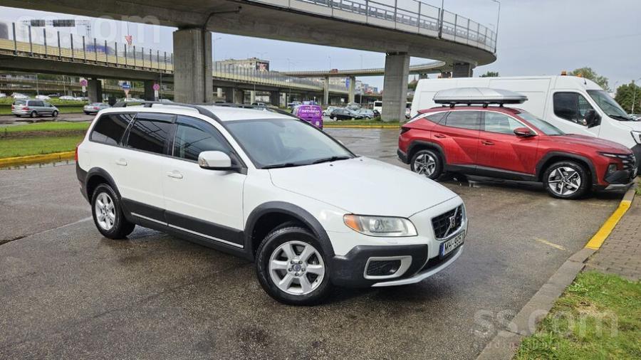 White Volvo XC70 2008 in Riga, with an engine capacity of 2.40 L and mileage of 300 thousand km for 4800 €, photo 3 on AUTOMOTO.COM.LV