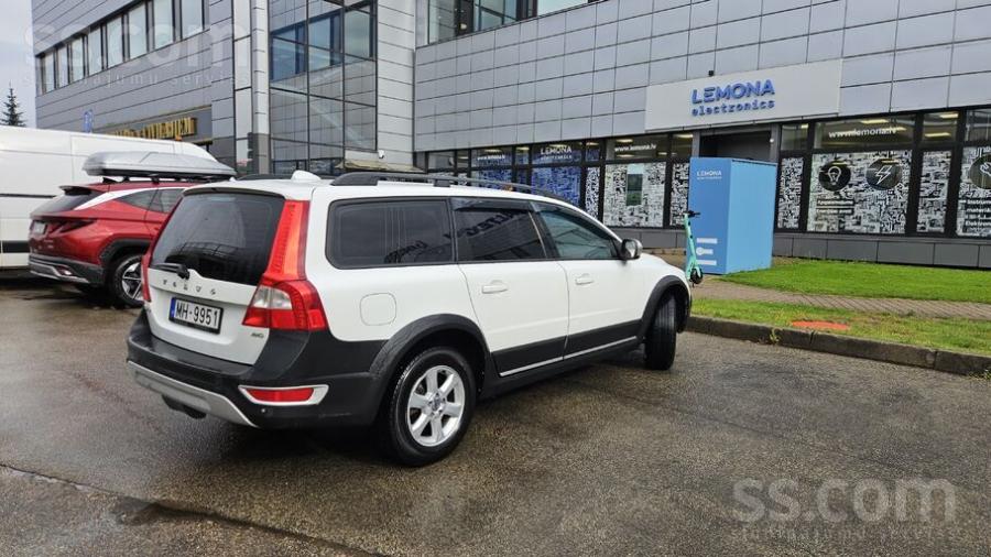 White Volvo XC70 2008 in Riga, with an engine capacity of 2.40 L and mileage of 300 thousand km for 4800 €, photo 4 on AUTOMOTO.COM.LV
