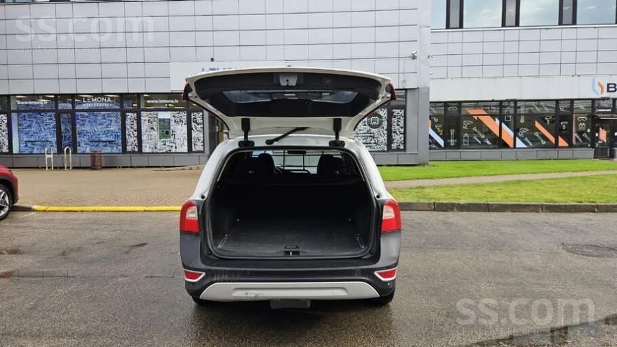 White Volvo XC70 2008 in Riga, with an engine capacity of 2.40 L and mileage of 300 thousand km for 4800 €, photo 6 on AUTOMOTO.COM.LV